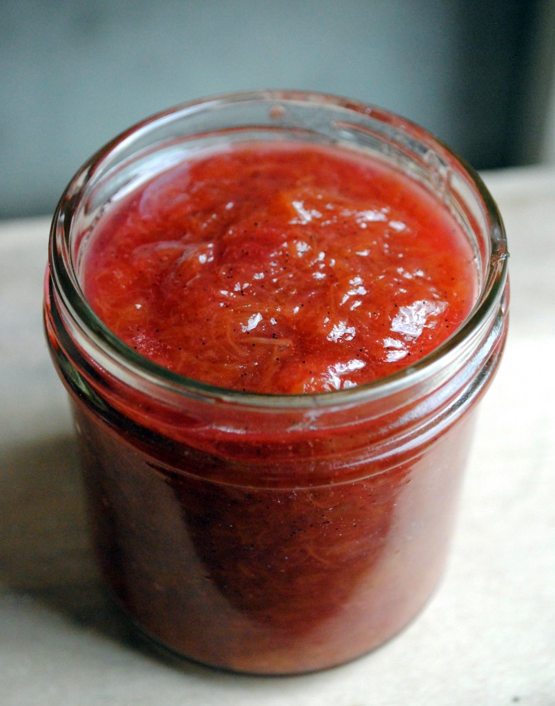 Opskrift på rabarbersnitter med glasur og frysetørrede jordbær