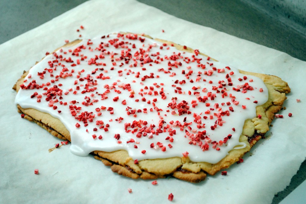 Opskrift på rabarbersnitter med glasur og frysetørrede jordbær